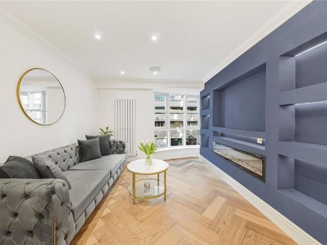 A bright lateral apartment within a portered building