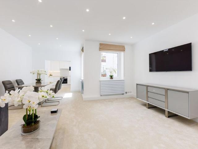 A bright, newly modernised first floor apartment for short let in Chelsea SW3