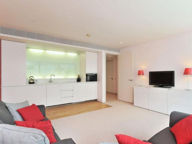 A bright one bedroom apartment is available to let in Albion Riverside, SW11