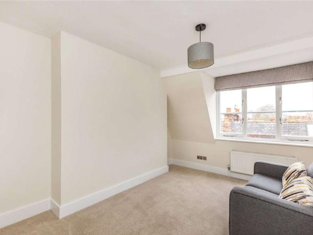 A bright one bedroom apartment on Fulham Road SW3, conveniently located walking distance to South Kensington Station