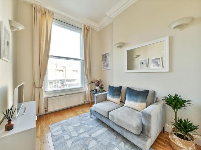 A bright one bedroom apartment with a private roof terrace to rent in Notting Hill Gate, W11