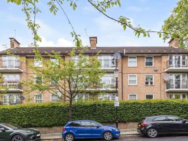 A bright one bedroom apartment with access to communal gardens to rent in Notting Hill, W11