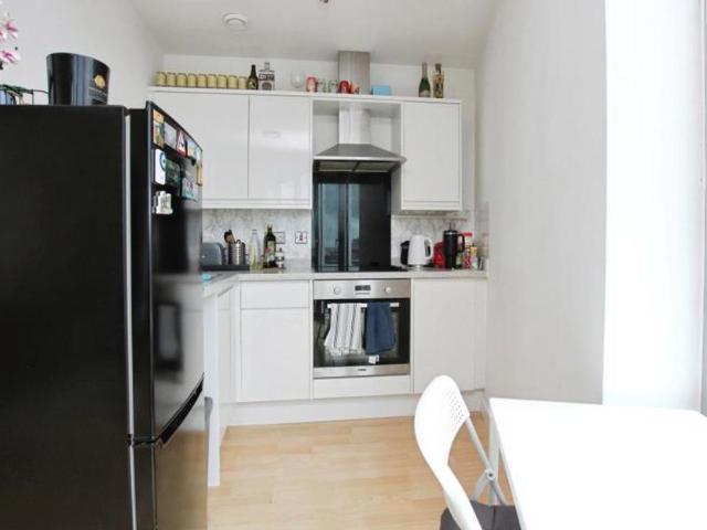 A bright one bedroom apartment with floor to ceiling windows offering stunning city views, set within the popular Glass Wharf development. Ideally located within walking distance of Bristol City Centre and Temple Meads Station