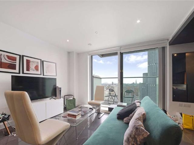 A bright studio apartment in the iconic development, Pan Peninsula. The property comes with 24hr concierge, gym facilities and a private balcony with dock views