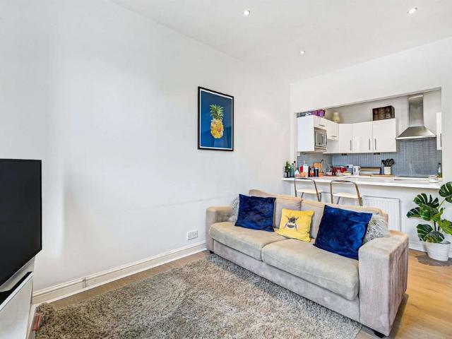 A brilliant two bedroom lateral apartment on Gloucester Road close to local amenities