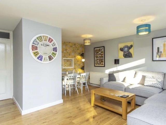 A brilliant house with a front and back garden and a garage!