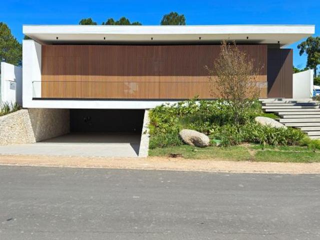 A casa conta com 434m2 de área construída, mas com um aproveitamento total dos 1.012m2 do lote