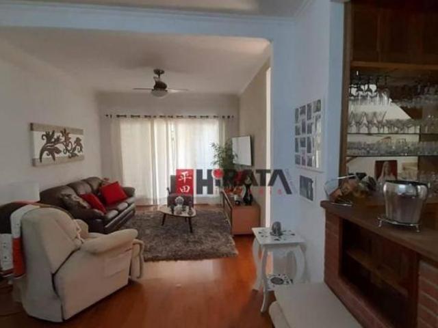 A casa de 3 dormitórios sendo uma suite, toda reformada em localização nobre