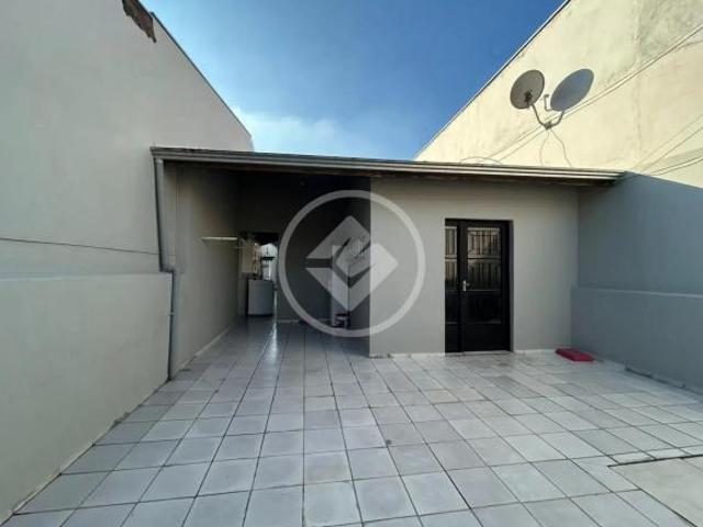 A CASA IDEAL PARA SUA FAMÍLIA: 2 DORMITÓRIOS, GARAGEM COBERTA E RUA TRANQUILA