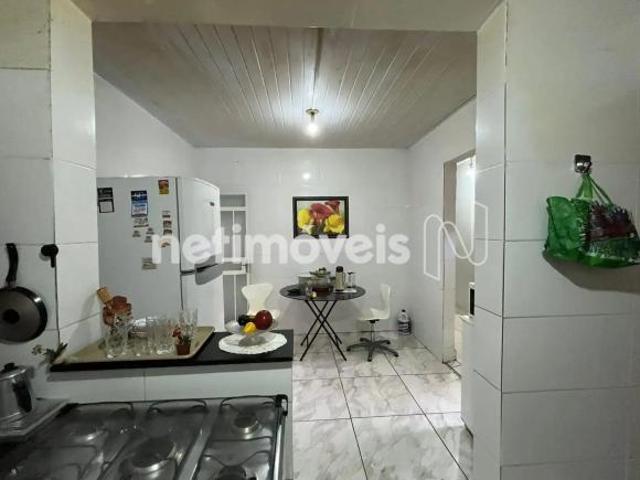 A casa possui aproximadamente 145 m²  de área construída