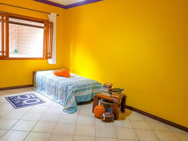 A casa principal é térrea, espaçosa, bem distribuída, 4 dormes, 2 suites