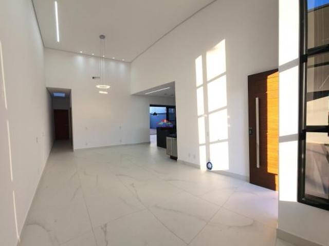 A CASA TÉRREA PERFEITA, PENSADA PARA VOCÊ E SUA FAMÍLIA! TERRENO MAIOR, CASA GRANDE, REPLETA DE PLAN