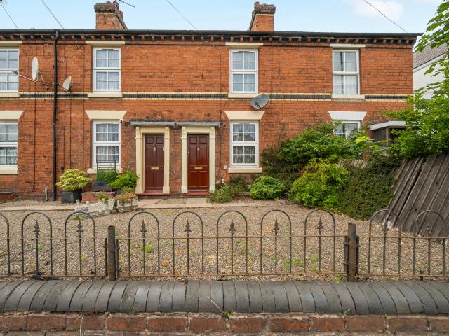 A characterful two bedroom mid terrace home on Minster Road, offering spacious accommodation, garden space and convenient access to Stourport town centre. To Let £895pcm