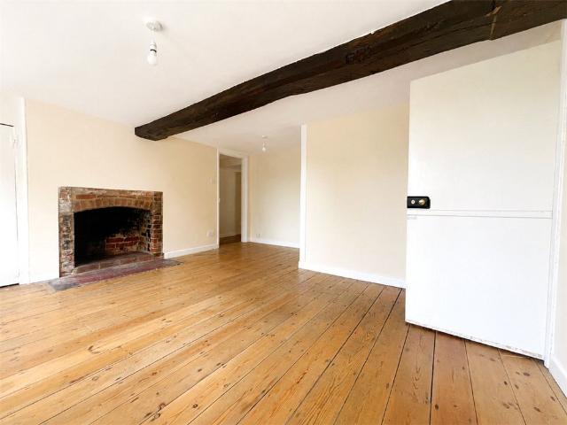 A characterful semi detached thatched cottage tucked away on a quiet no through road in this popular village, within easy reach of the local pub, Winchester, Micheldever Station, Basingstoke, the A34 and the M3