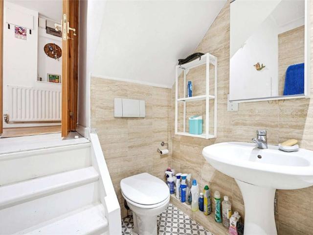 A charming one bedroom apartment with exceptional ceiling height located enviably on the Pimlico grid