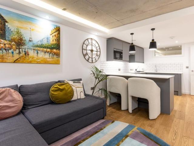 A Charming one bedroom apartment forming part of this historic warehouse conversion in the heart of Wapping which was restored and redeveloped in 2018