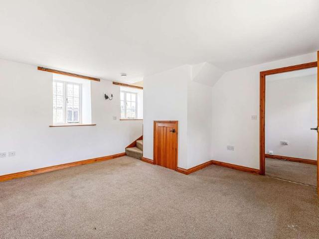 A charming one bedroom end of terrace cottage situated in the heart of the picturesque Northamptonshire village of Titchmarsh. Enjoying attractive countryside v