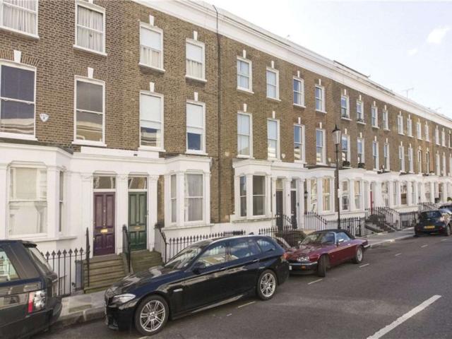 A charming one bedroom garden flat in a prime Chelsea location, perfectly placed for the famous Kings Road