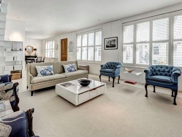A charming and beautifully presented mews house in the heart of Chelsea, SW3