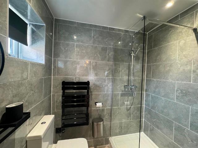 A charming and fully furnished studio is available to let on Cotmanhay Road, Ilkeston