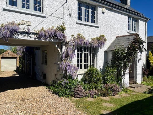A charming, cosy double room available in a delightful 1890's country cottage in an Area of Outstanding Natural beauty in Buckinghamshire. Easy access to Great Missenden station and Amersham Metropolitan line with links to London Marylebone