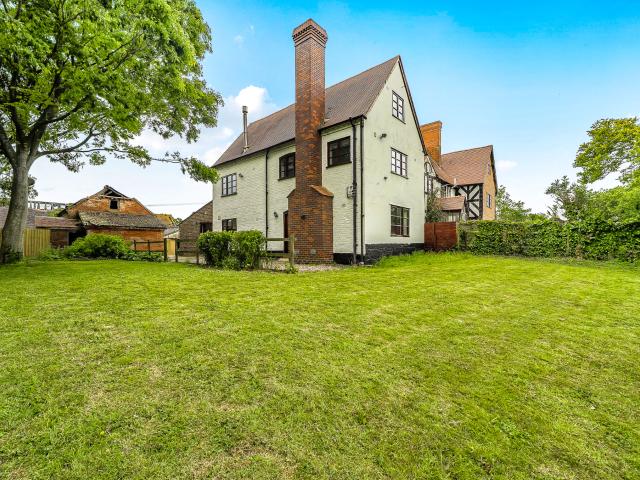 A charming Grade II Listed three bedroom country home, beautifully presented and enjoying a peaceful rural setting with garden and parking. To Let £1,500pcm