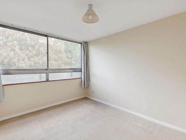 A charming two bedroom apartment located a short walk from the River Thames