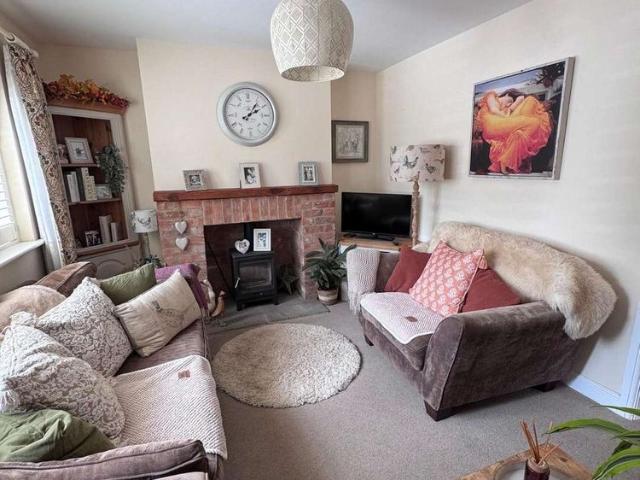 A charming two bedroom end terrace cottage constructed of attractive red brick, enjoying far reaching views across the Nottinghamshire countryside. Extensively