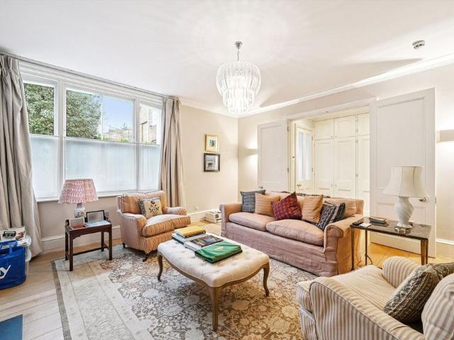 A charming thee bedroom mews house on Lennox Gardens Mews, SW1X