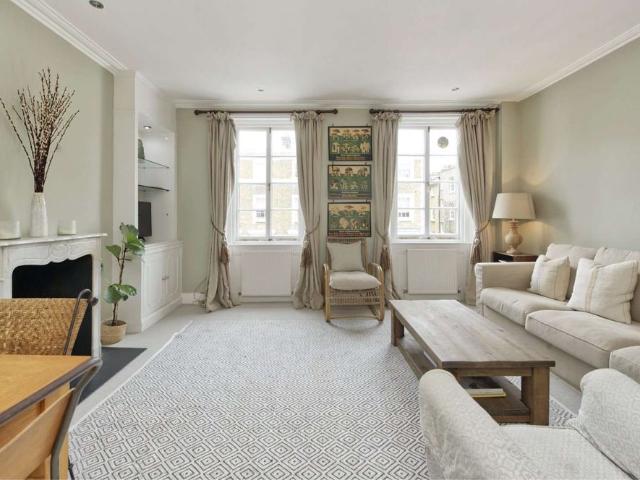 A charming three bedroom maisonette located just off the iconic Kings Road
