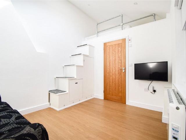 A charming 2 bedroom cottage with the benefit of a separate annex building located in the heart of Newmarket. GCH. Street Parking. Unfurnished