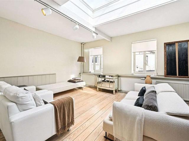 A charming 5 bedroom mews house with a large terrace