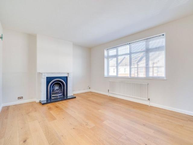 A commodious two double bedrooms, two bathroom split level period apartment with a south facing roof terrace. EPC rating D