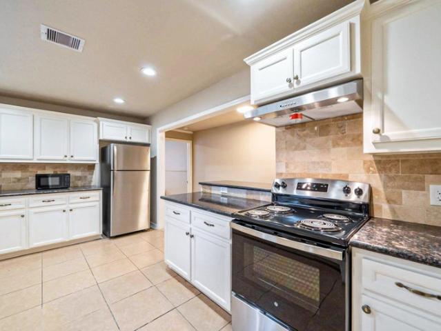 A Comfy & Easily Accessible Den in Houston