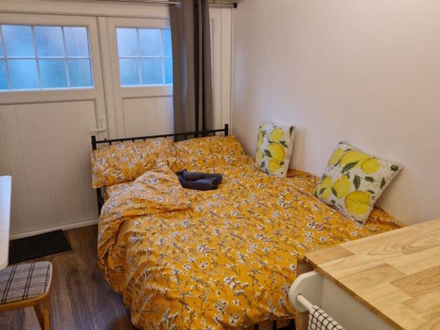 A comfy self contained one double bed unit in SE18