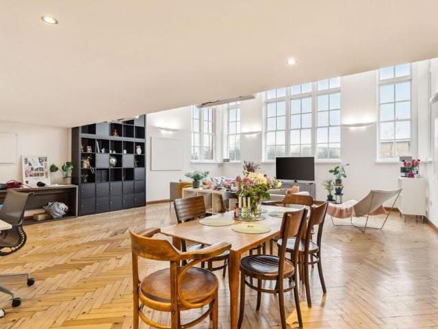 A contemporary 2 bedroom flat to rent in Clapham SW4
