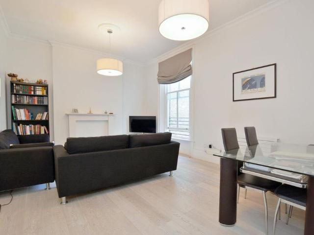 A contemporary 2 bedroom lateral apartment close to Regent's Park