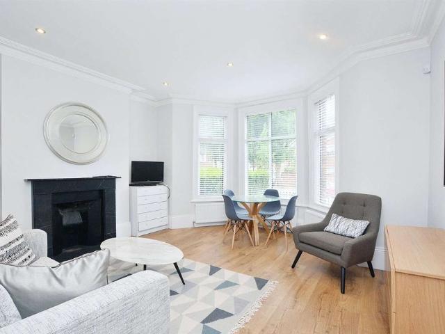 A contemporary two bedroom raised ground floor apartment to rent within a stunning mansion block moments from Paddington Recreation Ground and Maida Vale station
