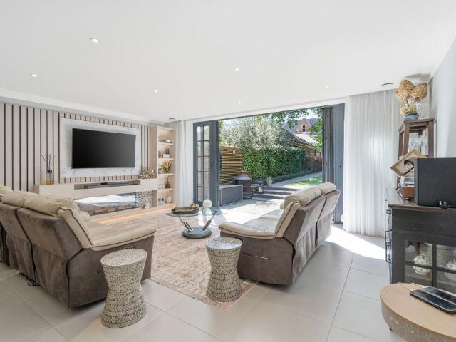 A Contemporary Family Home in Gated Broadoaks Park