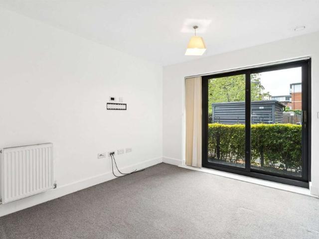 A contemporary ground floor apartment, conveniently located minutes from Rickmansworth High Street. Available Now on an unfurnished basis