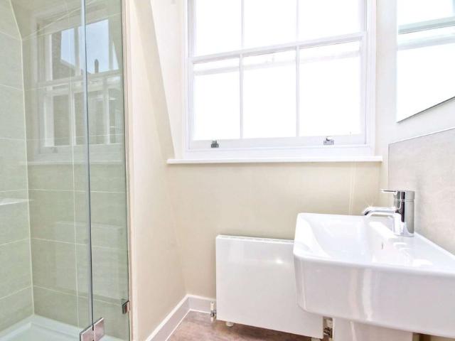A contemporary studio flat in an excellent location in the heart of South Kensington, with its own kitchenette and shared shower facilities