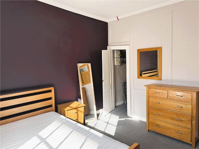 A conveniently located, fully furnished room one of 7 in the centre of Bath which share 2 kitchens and 2 bathrooms