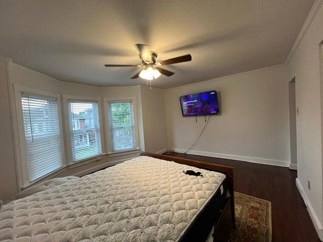 a cozy master BR in a Colonial_style house for re