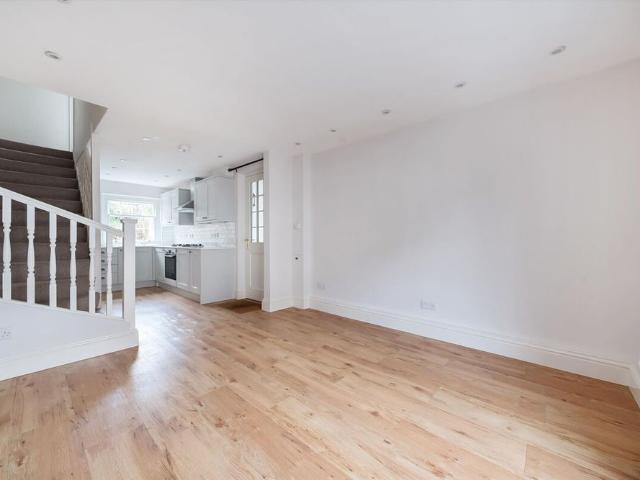 A delightful recently refurbished 1 bedroom house in the desirable St Michaels Village
