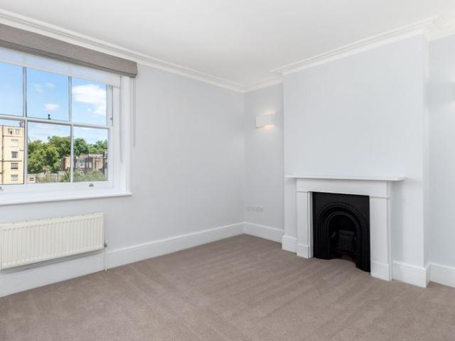 A delightful top floor one bedroom apartment located in the heart of Marylebone. This Portman Estate bright and spacious property offers a double bedroom with plenty of storage, good size living room and fully fitted kitchen