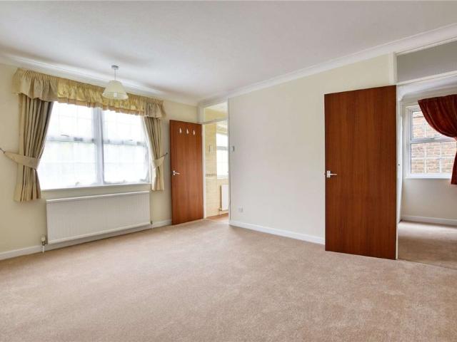 A delightful three bedroom family home, set within a small cul de sac development less than 0.8 mile to the High Street and Station. Available 28th July on an unfurnished
