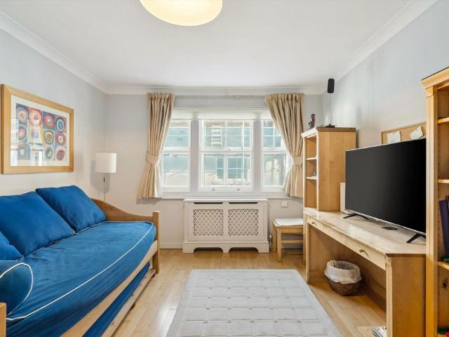 A delightful two bedroom, two bathroom home set within an idyllic and peaceful Chelsea mews