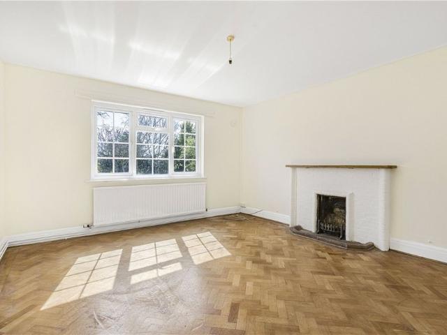 A detached house situated in a lovely part of the village, close to the Village Church with a South facing garden available for a 12 month tenancy initially