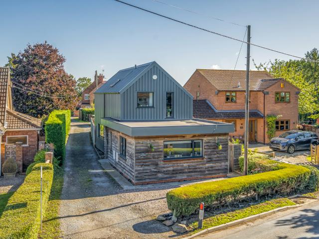 A distinctive two bedroom home with stylish interiors, generous parking and a private garden in sought after Lower Broadheath. To Let £1,400pcm