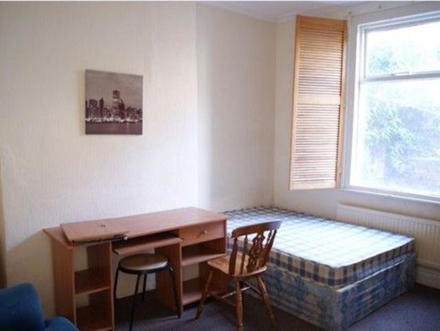A double room in a 4 bed HOUSE IN WAIVERTREE L15
